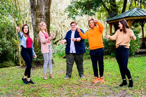 재미 행복 다양한 젊은 그룹 의 세대 Z 친구 야외 웃음과 불꽃 놀이 스파클러와 함께 놀고 18 19세에 대한 스톡 사진 및 기타 이미지 18 19세 20 24세