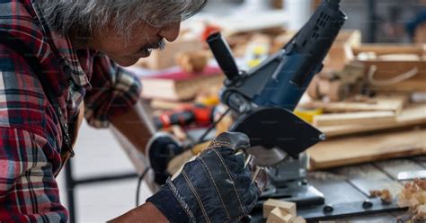 전문 목수는 집에서 창의적으로 일하고 창의적인 목수 트레이너 워크샵 목재 산업 건설 사업 개념의 장인 수리 도구 장비 사진 Unsplash의 산업 이미지