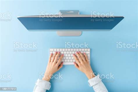 파란색 배경에서 컴퓨터에서 작업하는 여성의 손의 오버 헤드 샷 사무실 데스크톱 플랫 레이 개념에 대한 스톡 사진 및 기타 이미지 Istock