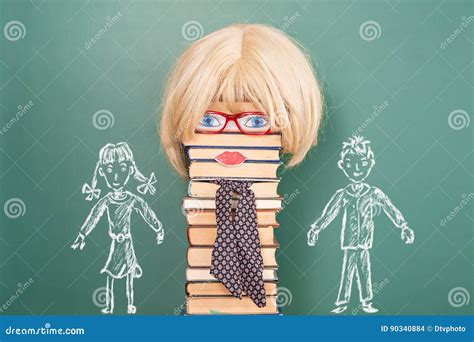 Profesor De Sexo Femenino Con Sus Estudiantes Una Muchacha Y Un Muchacho Foto De Archivo