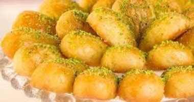 ورا كل أكلة حلوة واحدة ست من هى الست التى يأكل العرب رموشها