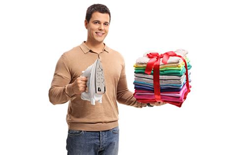 다리미와 스택 선물로 빨간 리본으로 포장 하는 포장 하 고 다림 질 옷의 남자 빨래에 대한 스톡 사진 및 기타 이미지 빨래 접힌 흰색 배경 Istock