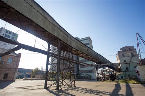 저장 및 운송을 위한 건물 동유럽의 오래 된 공장에서 탑과 타워의 금속 구조 환경 오염에 미치는 영향 0명에 대한 스톡 사진 및 기타 이미지 Istock