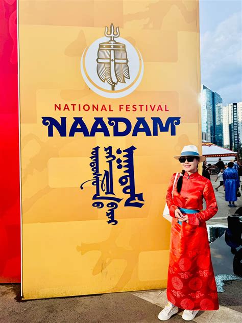 Энхрий Дээлийн торгоны хээ нь биш Дэмбэрэл ерөөл л мэдэж дээ хө😎 Facebook