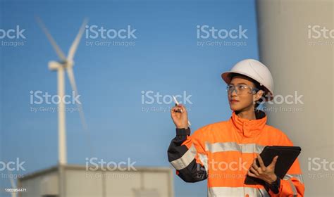 풍력 터빈 농장에서 디지털 태블릿을 사용하는 보호복을 입은 아시아 여성 30 34세에 대한 스톡 사진 및 기타 이미지 30 34세 계획 공학 Istock