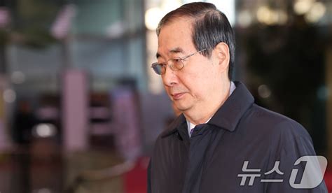 한덕수 총리 굳은 표정으로 출근 뉴스1