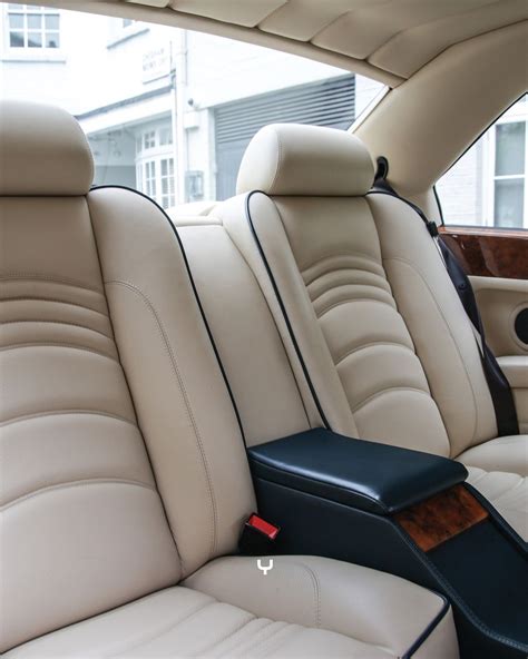 فرارو بنتلی کانتیننتال تی؛ شاهکاری از قدرت و تجمل در سال ۱۹۹۶ تصاویر