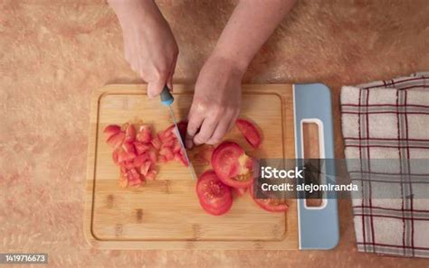 부엌 카운터의 나무 판에 파란색 칼로 토마토 조각을 자르는 여성의 손 개념에 대한 스톡 사진 및 기타 이미지 개념 건강한 식생활 날것 Istock