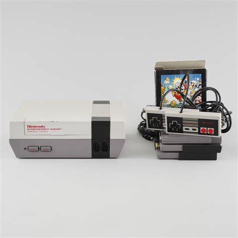 Nintendo Entertainment System Consol 2 Controllers And Three Games