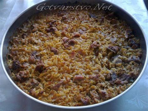 Продукти 600 г свинско месо 1 буркан кисело зеле 1 глава стар лук 100 г бял ориз 100 мл олио