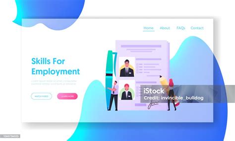 구직 방문 페이지 템플릿을 검색하는 지원자 작업 설명 채용 헤드 헌팅 작은 고용주 문자 읽기 이력서 인터넷 리소스 학습 만화 사람들 벡터 일러스트레이션 개념에 대한 스톡