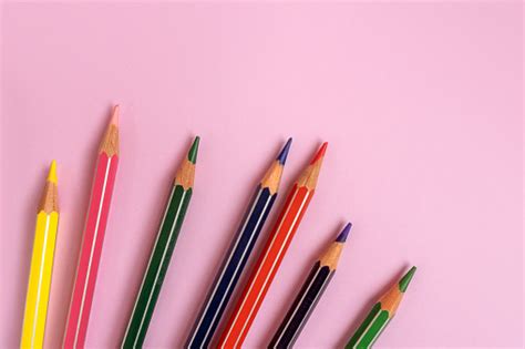 밝은 분홍색 배경에 컬러 연필 텍스트 공간이 있는 위쪽 보기 0명에 대한 스톡 사진 및 기타 이미지 0명 경기 조추첨 고정됨 Istock