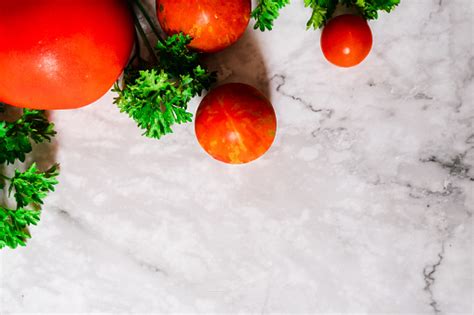 유기농 채소의 다양성 콜리플라워 토마토 파슬리 흰색 대리석 테이블 상단 보기 복사 공간이있는 레이아웃에서 건강한 로컬 팜 생산 0명에 대한 스톡 사진 및 기타 이미지