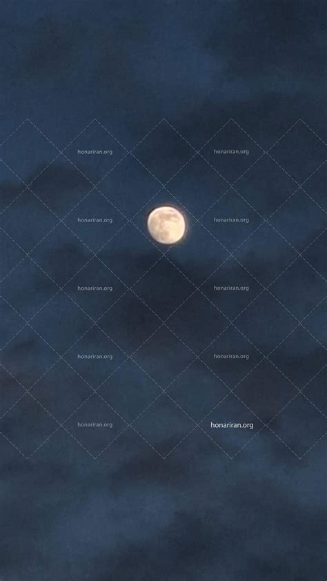 عکس ماه قشنگ با آسمان آبی نمایشگاه هنر ایران