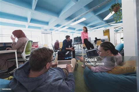 사무실에서 브레인스토밍 회의 중 다문화 숙련된 젊은 비즈니스 팀의 협업 프로세스 디자인 프로젝트 개발에 협력하는 정장을 입은 다양한 젊은이들 계획에 대한 스톡 사진 및 기타