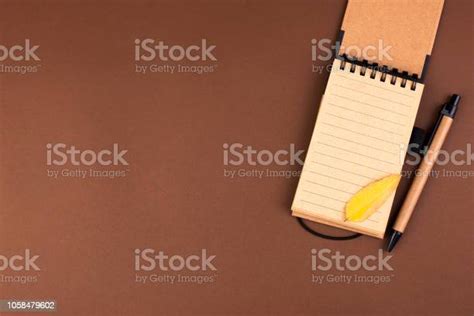 갈색 바탕에 노트에 대 한 오픈 노트북 텍스트에 대 한 여유 공간입니다 가 분위기와 황색 단풍 최고의 볼 수 있습니다 플랫이 하다 공간에 복사 합니다 가을에 대한 스톡 사진