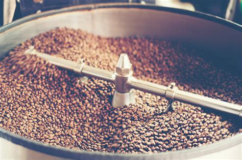 현대 커피 로스 팅 기계 빈티지 필터 이미지에에서 갓 볶은 향기로운 커피 콩 기계류에 대한 스톡 사진 및 기타 이미지 기계류 수리 갈색 Istock