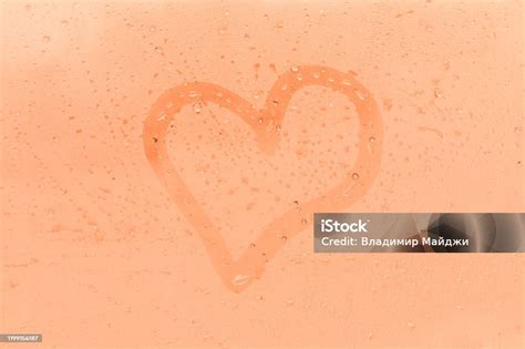 방울이있는 오렌지 색 또는 분홍색 저녁 또는 아침 창 유리에 하트의 어린이 사진 또는 그림 0명에 대한 스톡 사진 및 기타 이미지 0명 러시아 로맨스 Istock