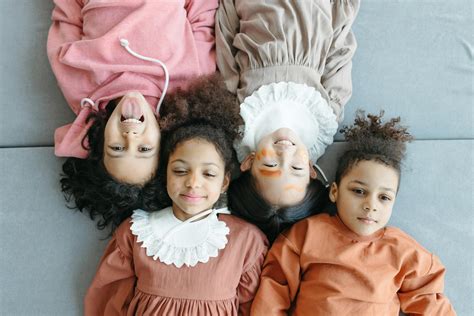 가족 감정적 인 걱정 없는 그룹 노는 시간 누워 있는 누워있는 다문화 다양성 다채로운 단란함 닫다 라이프스타일 몽환 문화 미소 짓는 반대말