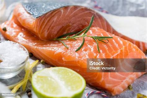Fillet Salmon Dengan Rempahrempah Jeruk Nipis Dan Aromatik Di Atas