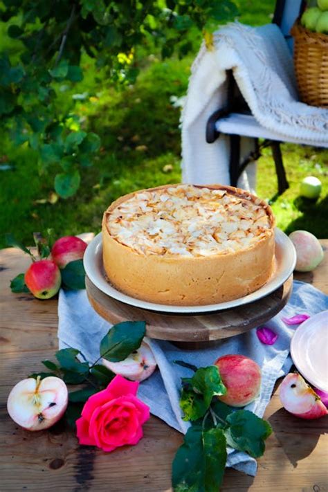 집 밖의 Shortbread 과일 구운 구운 사과 기쁨 꽃잎 나무 나뭇잎 녹색 누룩 달콤한 둥근 디저트
