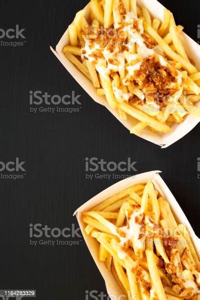 검은 표면에 종이 상자에 치즈 소스와 양파와 감자 튀김 상단보기 평면 누워 오버 헤드 위에서 공간을 복사합니다 0명에 대한 스톡 사진 및 기타 이미지 Istock