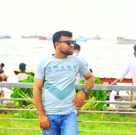 Ayesha ☁️ বৃষ্টি আসার আগে মুহূর্তটা ঠিক যেন এক ধরনের নীরব কবিতা আকাশটা হঠাৎ থমকে যায়