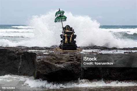 힌두교 우산과 바다의 향기로운 막대기가 있는 발리 전통 조각품 배경에 파도 Onam에 대한 스톡 사진 및 기타 이미지 Onam 우산 0명 Istock