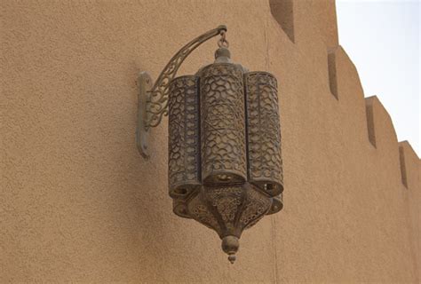 모스크 카타르모로코 스타일의 램프 또는 랜턴의 벽에 모로코 화려한 금속 램프 모로코 모로코 관광 문화 여행 0명에 대한 스톡 사진 및 기타 이미지 Istock