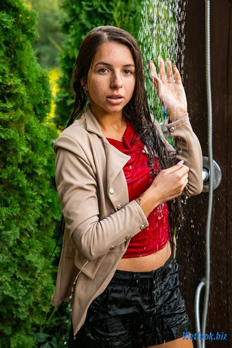 Wetlook Girl In Leather Jacket And Tights Gets Wet Rwetgirlswetlook
