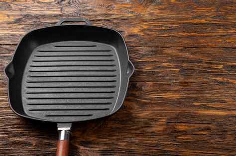 맛있는 고기를 요리하기위한 빈 검은 주철 그릴 팬 나무 배경 텍스트 공간입니다 0명에 대한 스톡 사진 및 기타 이미지 0명 가정 생활 가정 주방 Istock