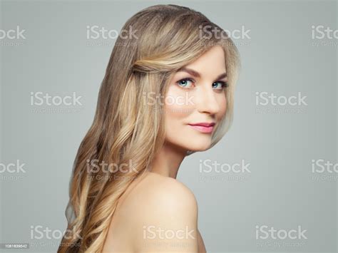 곱슬 헤어스타일 하 고 맑은 피부와 금발 머리 여자 얼굴 헤어케어 및 미용 치료 개념 보습제에 대한 스톡 사진 및 기타 이미지