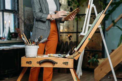 스튜디오에서 페인트로 캔버스를 만드는 여성 아티스트 30 39세에 대한 스톡 사진 및 기타 이미지 30 39세 공예 그림 그리기 Istock