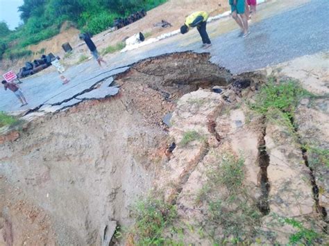 မိုးရွာသွန်းမှုကြောင့် ကော့သောင်း ဘုတ်ပြင်း ပြည်ထောင်စုလမ်းမကြီး မြေကျွံ လမ်းကျိုးကျ