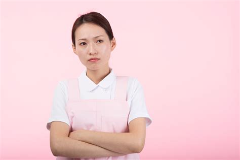 여자 문제가 얼굴을 가진 백색 균일 하 고 핑크 앞치마 교차점 팔을 입고 간호사에 대한 스톡 사진 및 기타 이미지 간호사 걱정하는 건강관리와 의술 Istock