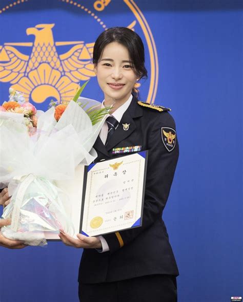 Ác Nữ The Glory Lim Ji Yeon được Bổ Nhiệm Làm Sĩ Quan Cảnh Sát Danh Dự Sao Châu Á Việt Giải Trí
