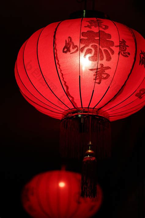 聚焦红色中国灯笼与汉字写在它 包图企业站