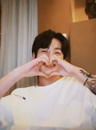 Bts Community Post 정국이‬😭 그런 쓸쓸한 얼굴 하지마 나도 웃는 얼굴로 배웅하고 싶어서 어쩔 수 없어🥺 걱정하지 않아도 되니까 아미는 너를 생각하고