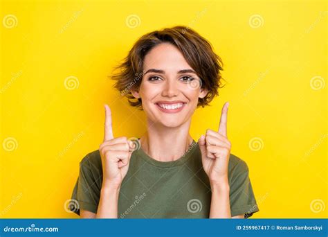 Foto De Una Linda Chica Con Peinado Desnudo Camiseta Caqui Indicando Espacio Vac O De Compras