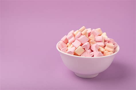 유리 그릇에 마시멜로와 라일락 배경에 항아리 간식을위한 과자와 스낵 쫄깃한 사탕 클로즈업 공간을 복사합니다 텍스트를위한 장소 끈적거리는에 대한 스톡 사진 및 기타 이미지