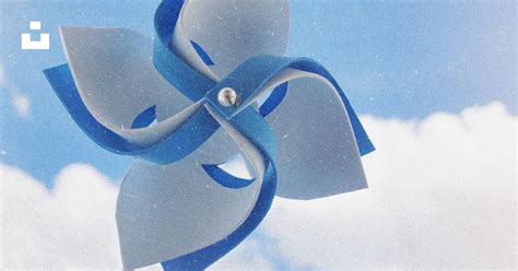 흐린 하늘 아래 흰색과 파란색 핸드 헬드 풍차 사진 Unsplash의 무료 파랑 이미지