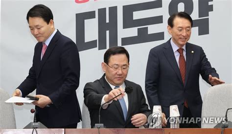 원내대책회의 참석하는 주호영 성일종과 김석기 연합뉴스