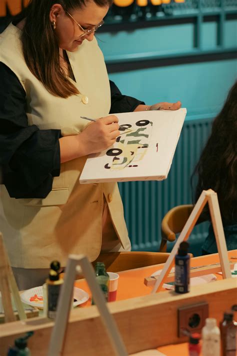 개인적 성장 공동 작업 공유하는 그룹 그림 꽃 낮 노천 도기 독창성 레저 마음가짐 미술 수업 미술용품