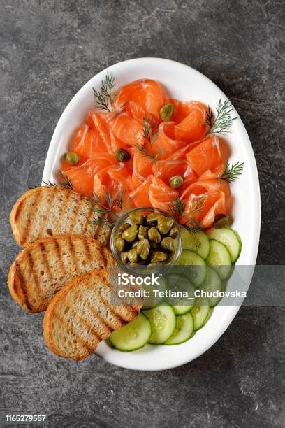전채 소금에 절인 연어 오이 조각 케이퍼 딜 및 구운 빵 맨 위 보기 0명에 대한 스톡 사진 및 기타 이미지 0명 건강한 생활방식 건강한 식생활 Istock