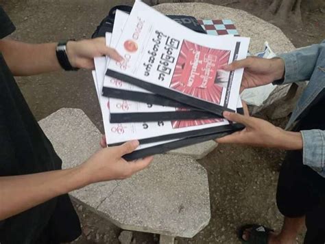 မဲဆောက်မြို့ရှိ မြန်မာရွှေ့‌ပြောင်းကျောင်းသားများကို အိုးဝေစာစောင်များ ဖြန့်ဝေ Khit Thit Media