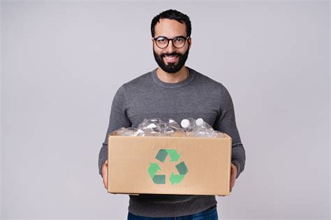 회색 배경에 고립 된 재활용을위한 플라스틱 병으로 가득 찬 상자를 가진 행복한 아랍 남자 재활용에 대한 스톡 사진 및 기타 이미지 재활용 남자 쥠 Istock
