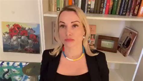 Жінка яка увірвалася в живу програму новин в Росії пояснила причини свого протесту Infobae