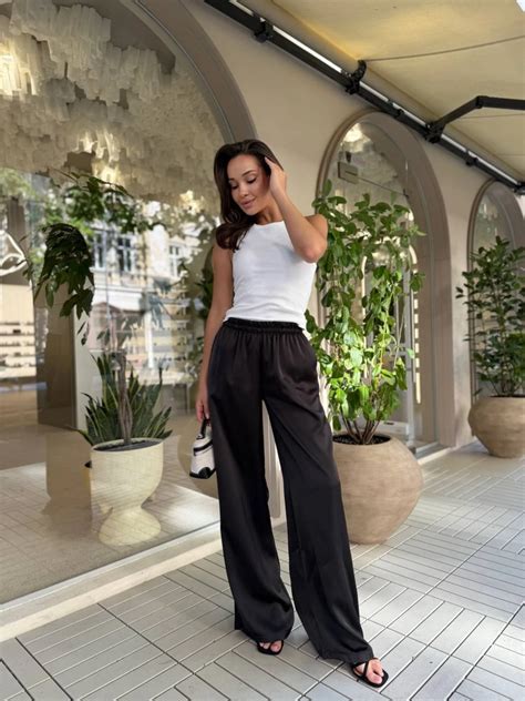 ЖІНОЧИЙ ОДЯГ🇺🇦 СУКНЯ•КОСТЮМ•СПІДНИЦЯ•ШОРТИ•ФУТБОЛКА Штани 640 грн🏷️ Мод 904 ️Розмір 42 44