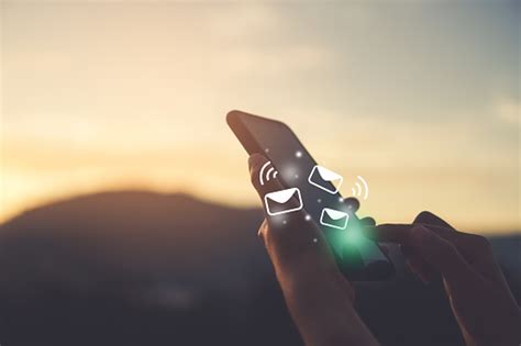 스마트폰을 사용 하 여 비즈니스 자연 Bokeh 배경에 대 한 이메일을 송수신 하는 여자 핸드 디자인에 대한 스톡 사진 및 기타 이미지 Istock