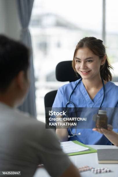 의료 청진기를 가진 자신감 있는 여성 의사가 환자에게 치료 지침 약물 치료 치료를 소개하고 설명합니다 치료 서비스 상담 건강 보험의 개념 건강 진단에 대한 스톡 사진 및